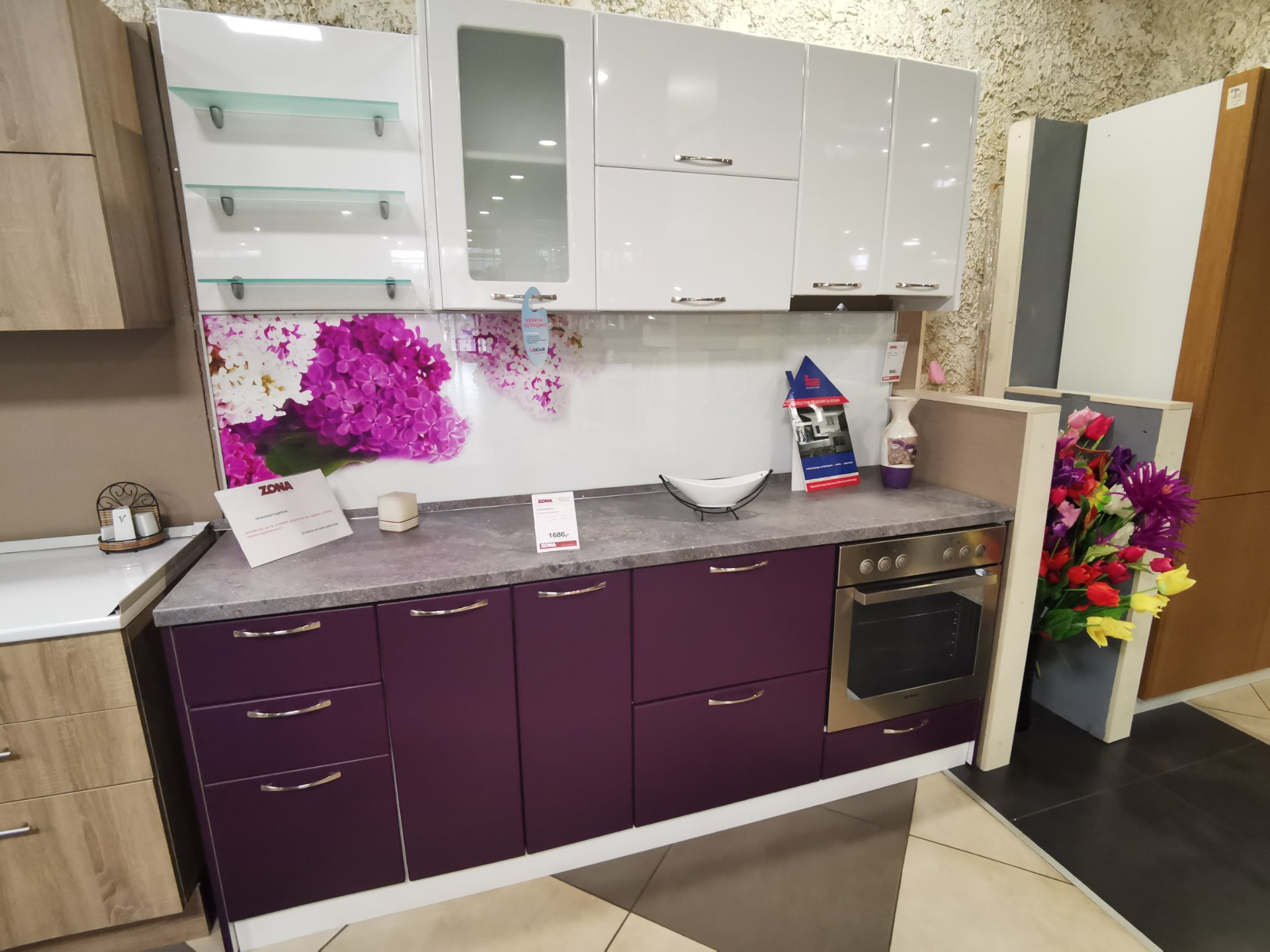 Eksklusivt lilla kjøkken med høyglans finish